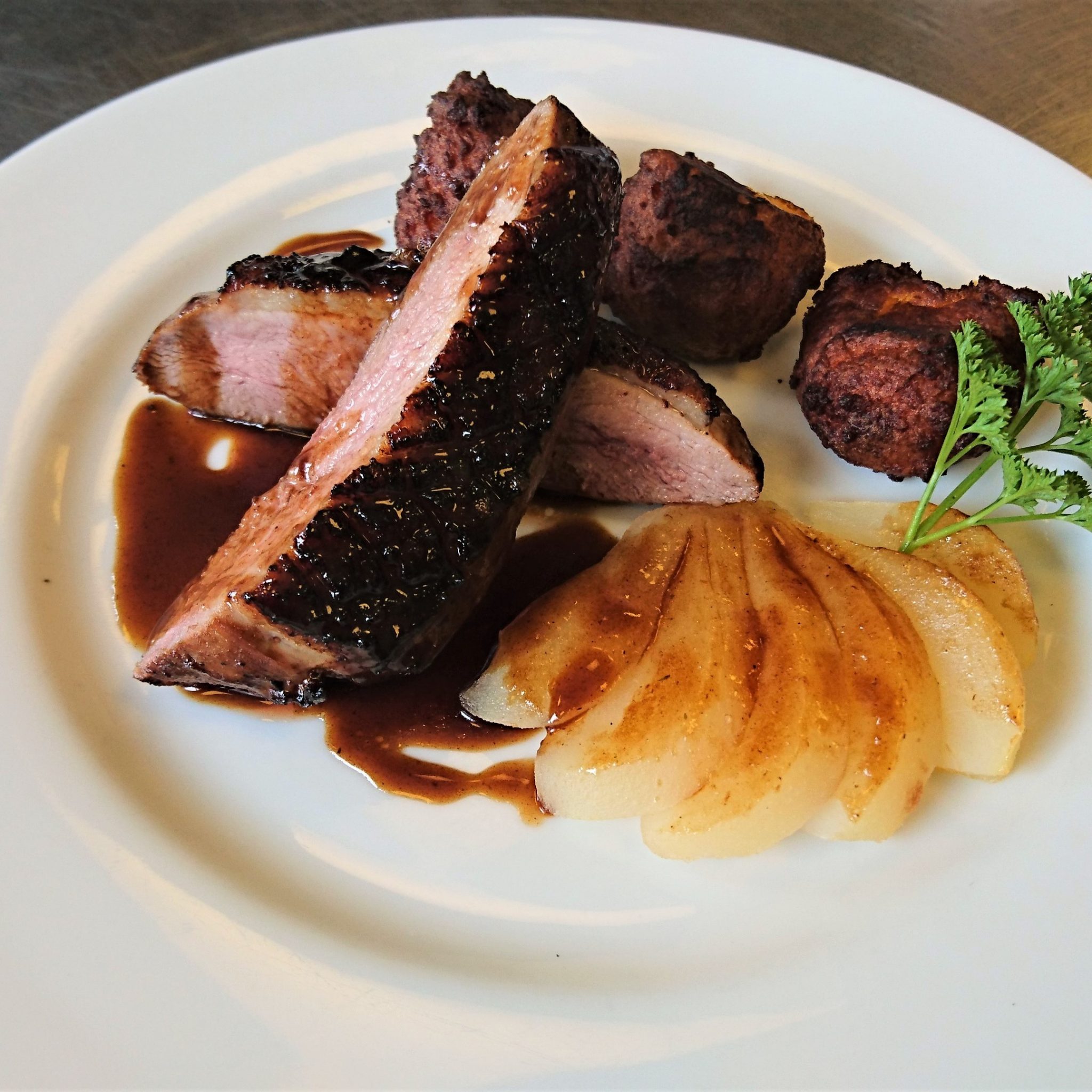 Filet de cannette, poire laquée et gratin de patate douce - Elyse Traiteur