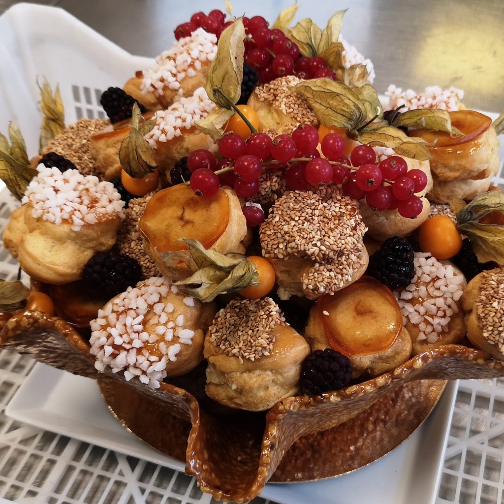 Panier de 50 choux en nougatine - Elyse Traiteur